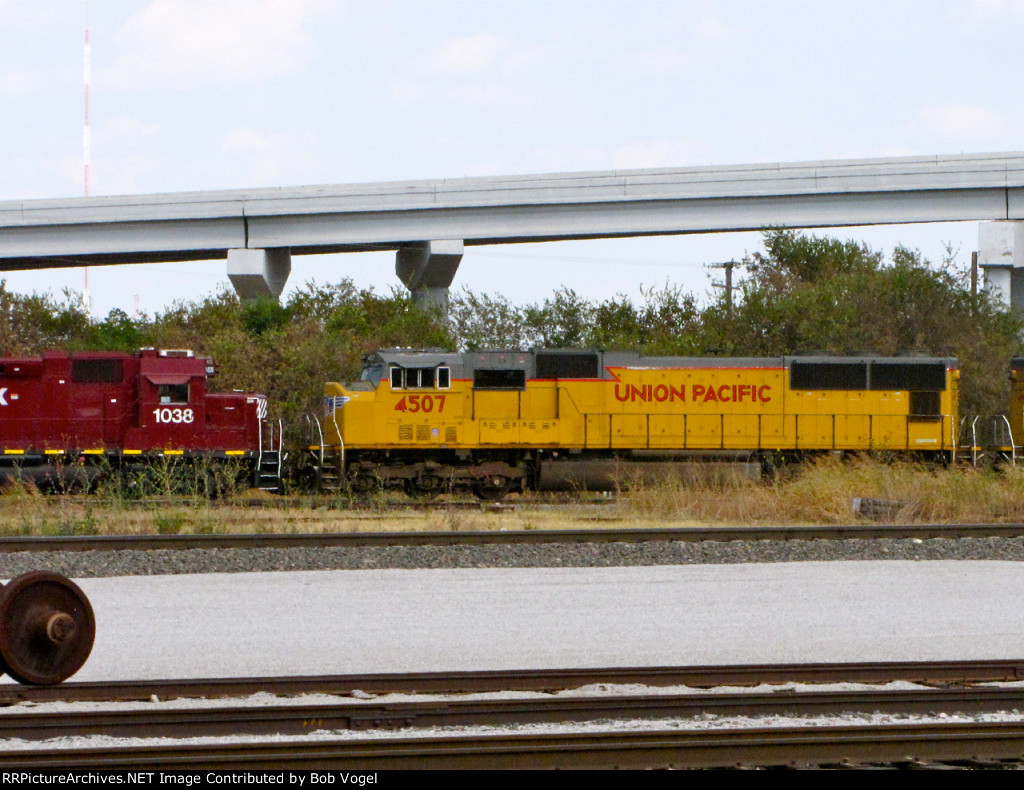 UP 4507 and HLCX 1038